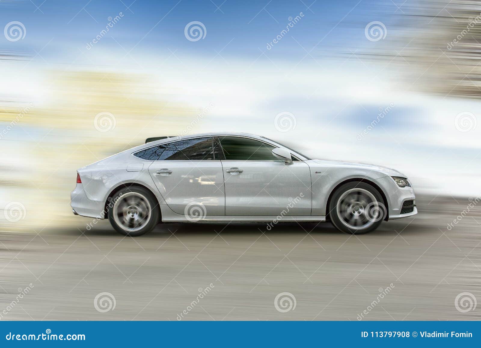 De witte auto van Audi A7 stock foto. Image of luxe - 113797908