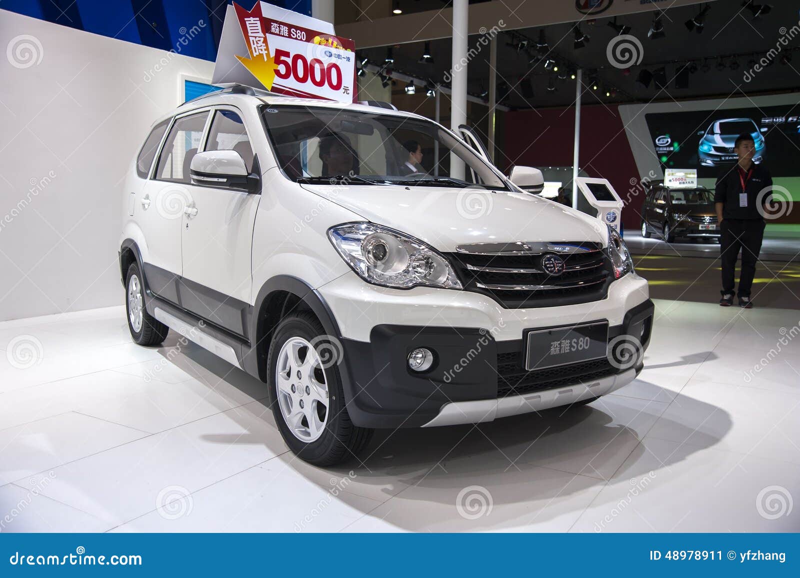 De Witte Auto Van FAW Xenia S80 Redactionele Foto - Image of vervolgens ...