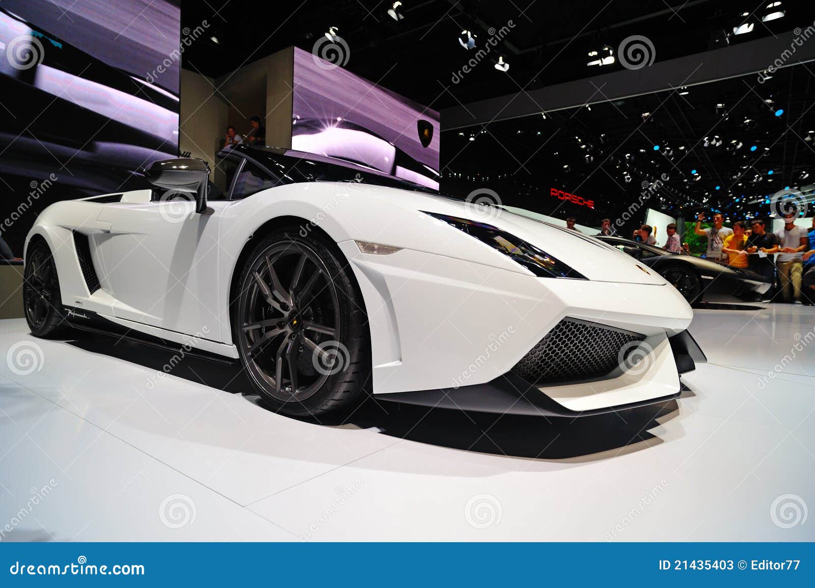 De Witte Auto Van LuxeLamborghini Redactionele Stock Foto - Image of ...