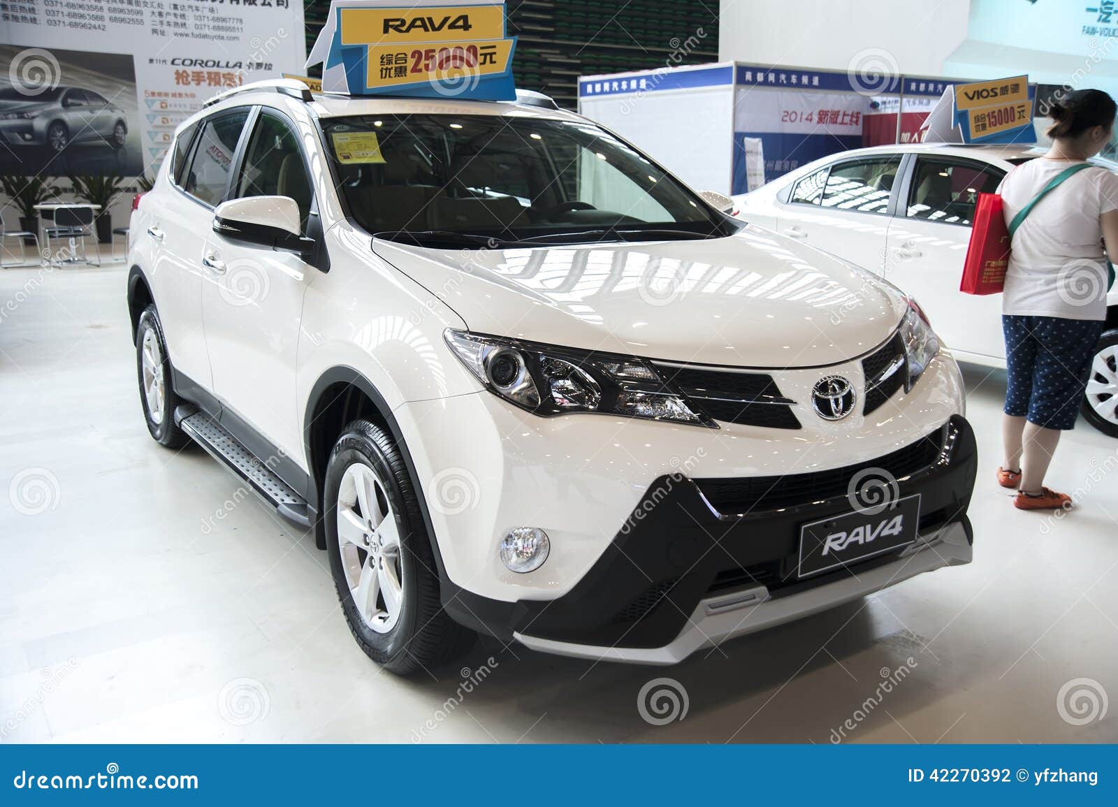 De Witte Auto Van Toyota Rav4 Redactionele Fotografie - Image of ...