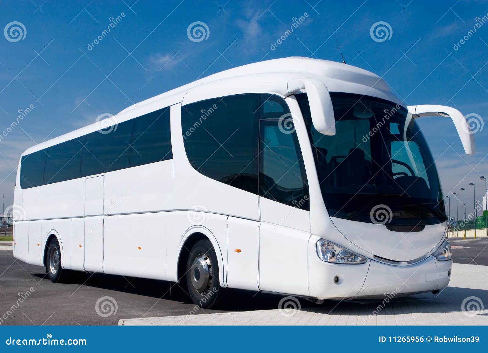 De witte Bus van de Reis stock foto. Image of massa, geïsoleerd - 11265956