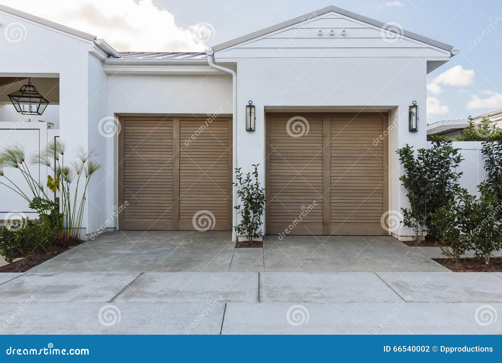 De Witte 2 Deuren Van De Autogarage Stock Foto - Image of deuren, deur ...