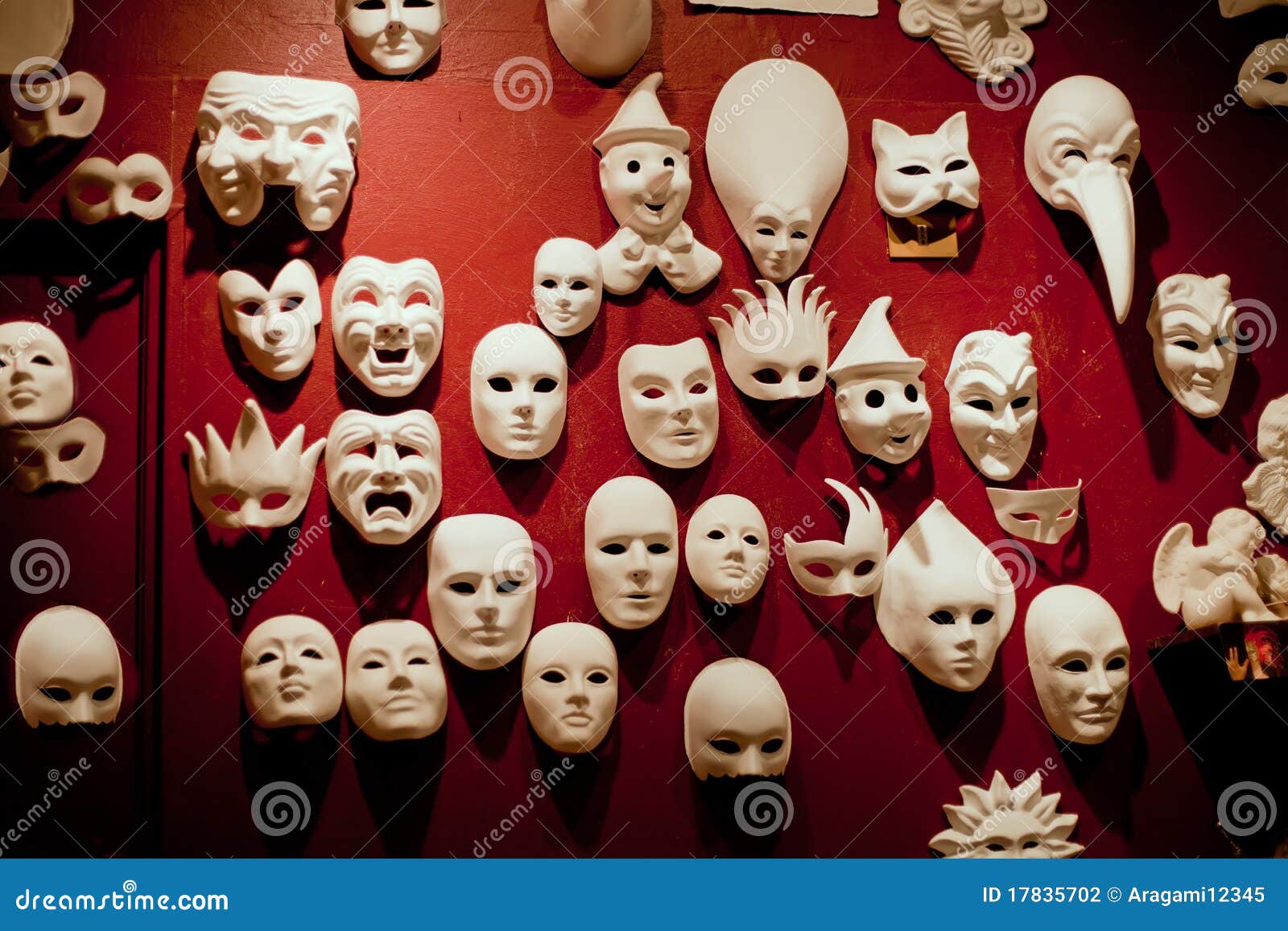 De Witte Maskers Van Venetië Op De Muur Stock Foto - Image of ...