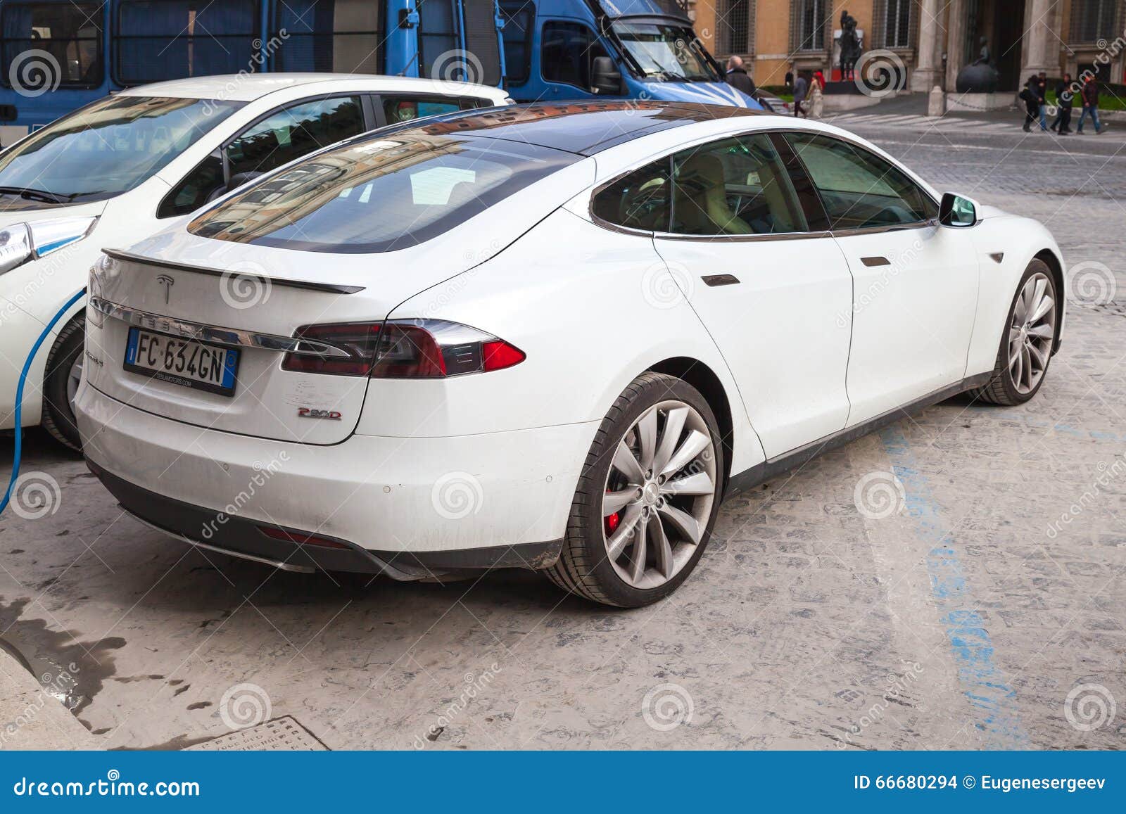 De Witte Models Auto Van Tesla Op Kant Van De Weg in De Stad ...