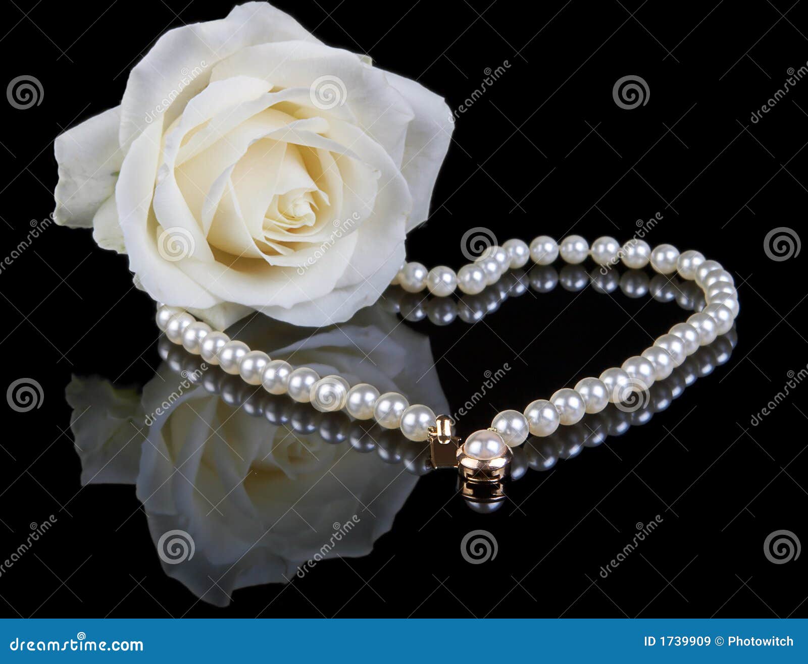 De Witte Parels En Namen Toe Stock Afbeelding - Image of gelukkig ...