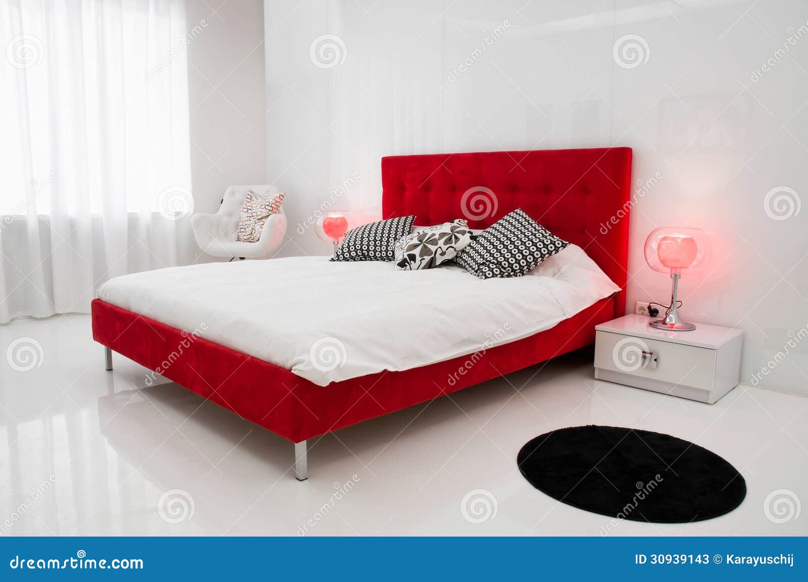 De Witte Zaal Met Een Rood Bed Stock Afbeelding - Image of gordijn ...