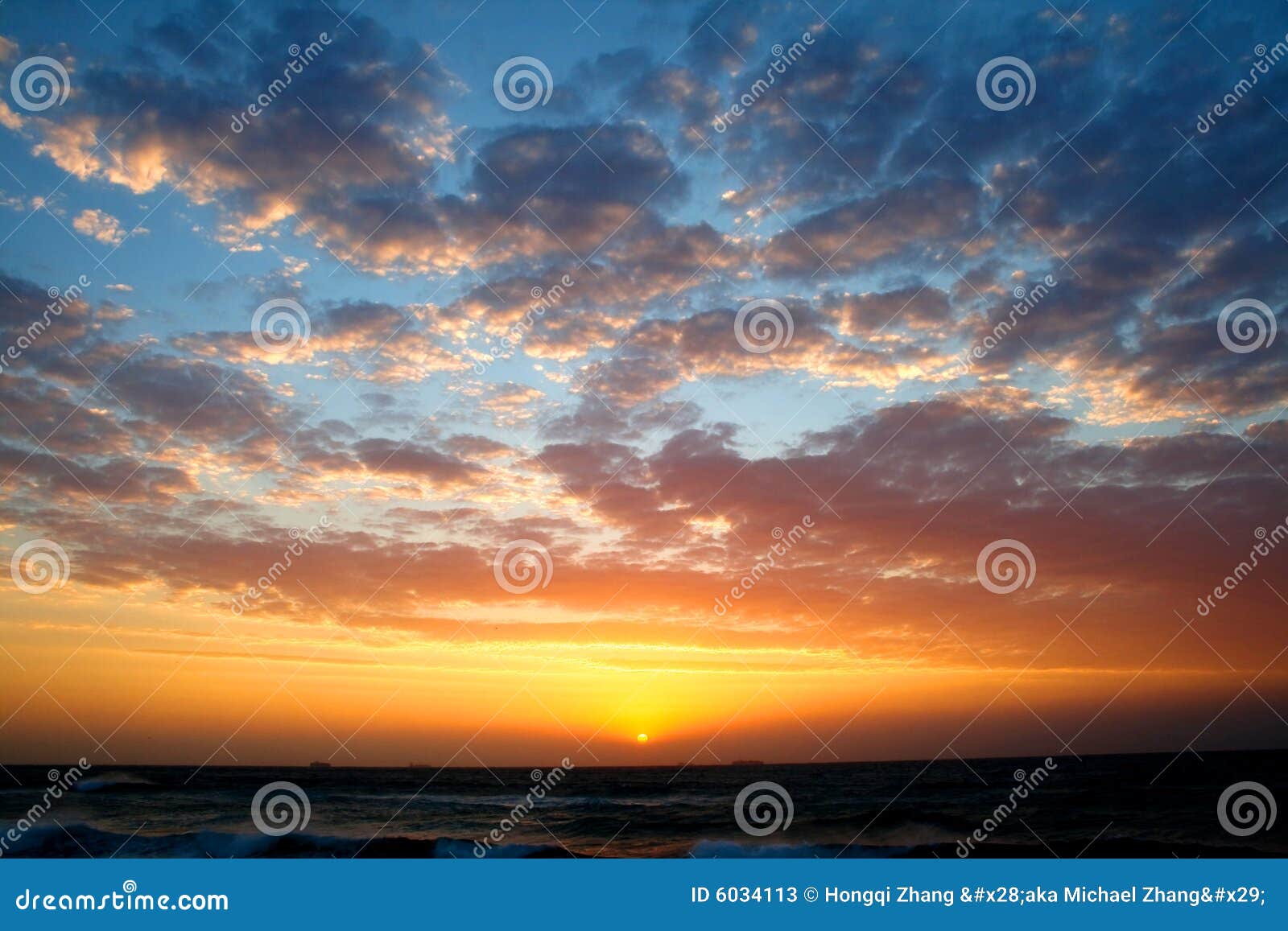 De Wolken Van De Zonsopgang Stock Afbeelding - Image of daglicht, mooi ...