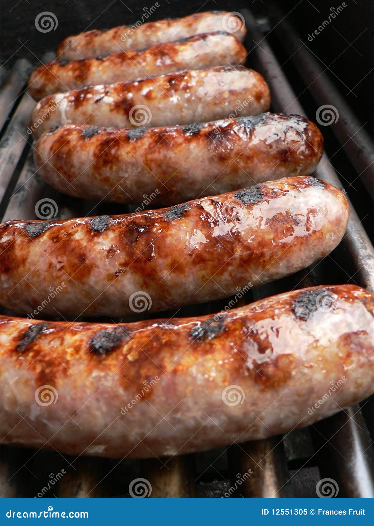 De Worsten Van De Braadworst Bij De Grill Stock Afbeelding - Image of ...