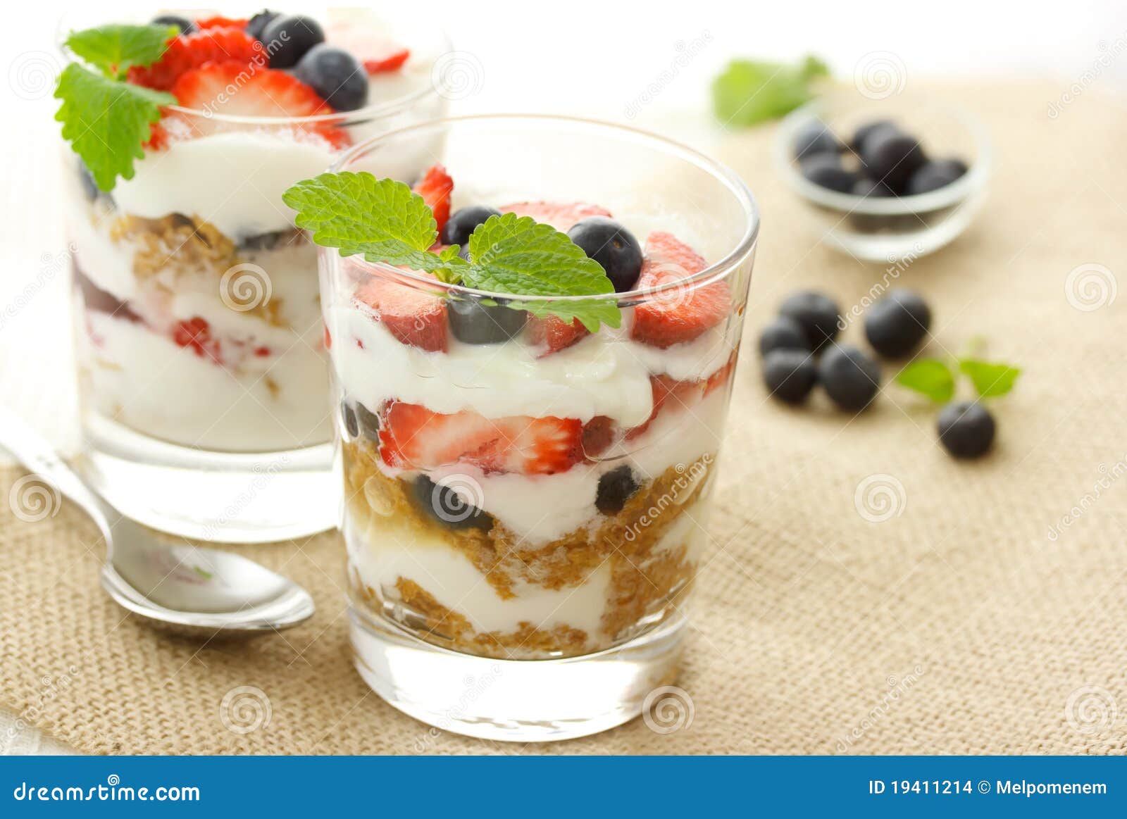 De Yoghurt Van De Vanille Over Aardbeien En Bosbessen Stock Foto ...