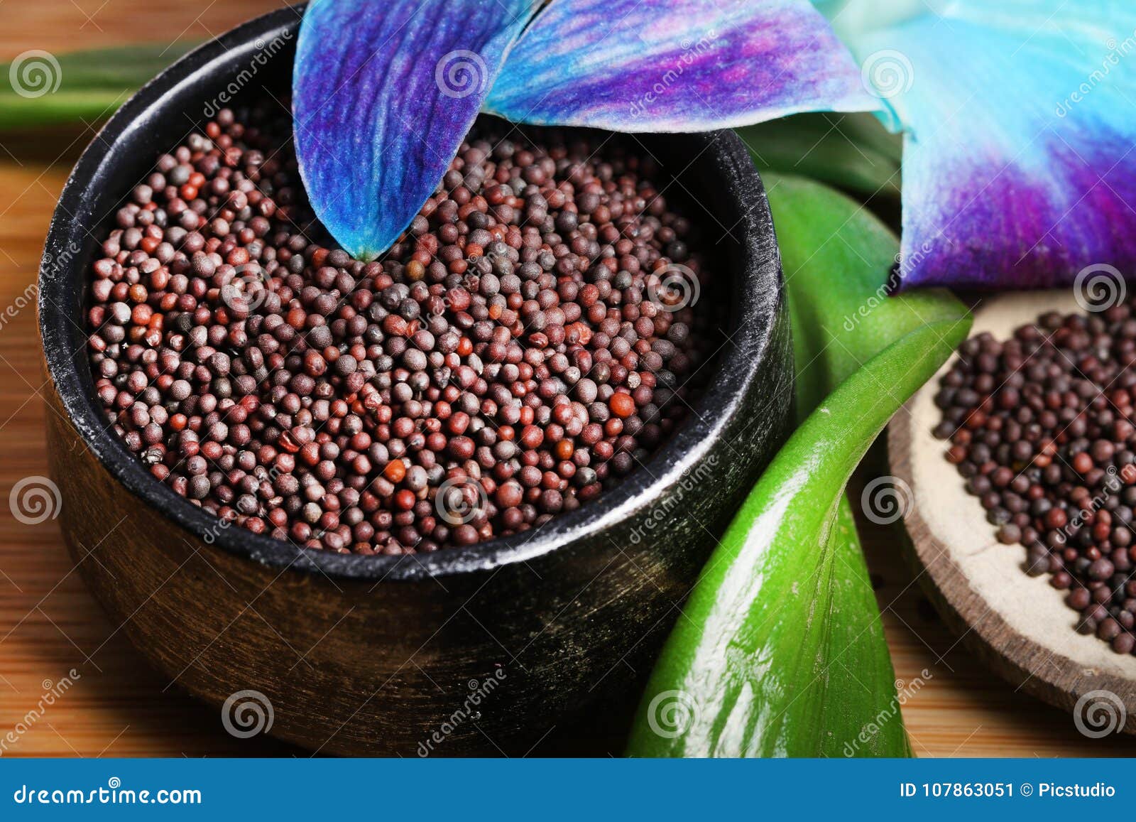 De zaden van de mosterd stock afbeelding. Image of bloemblaadjes ...