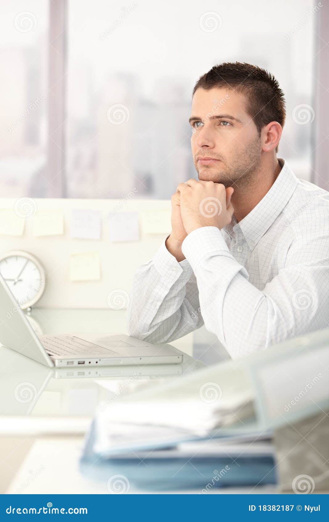 De Zakenmanzitting Van Het Dagdromen Bij Bureau Stock Afbeelding ...