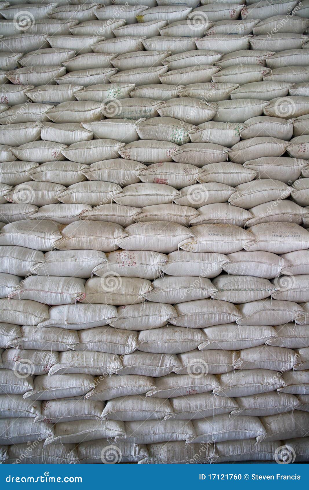 De Zakken van de rijst stock foto. Image of vracht, geweven - 17121760