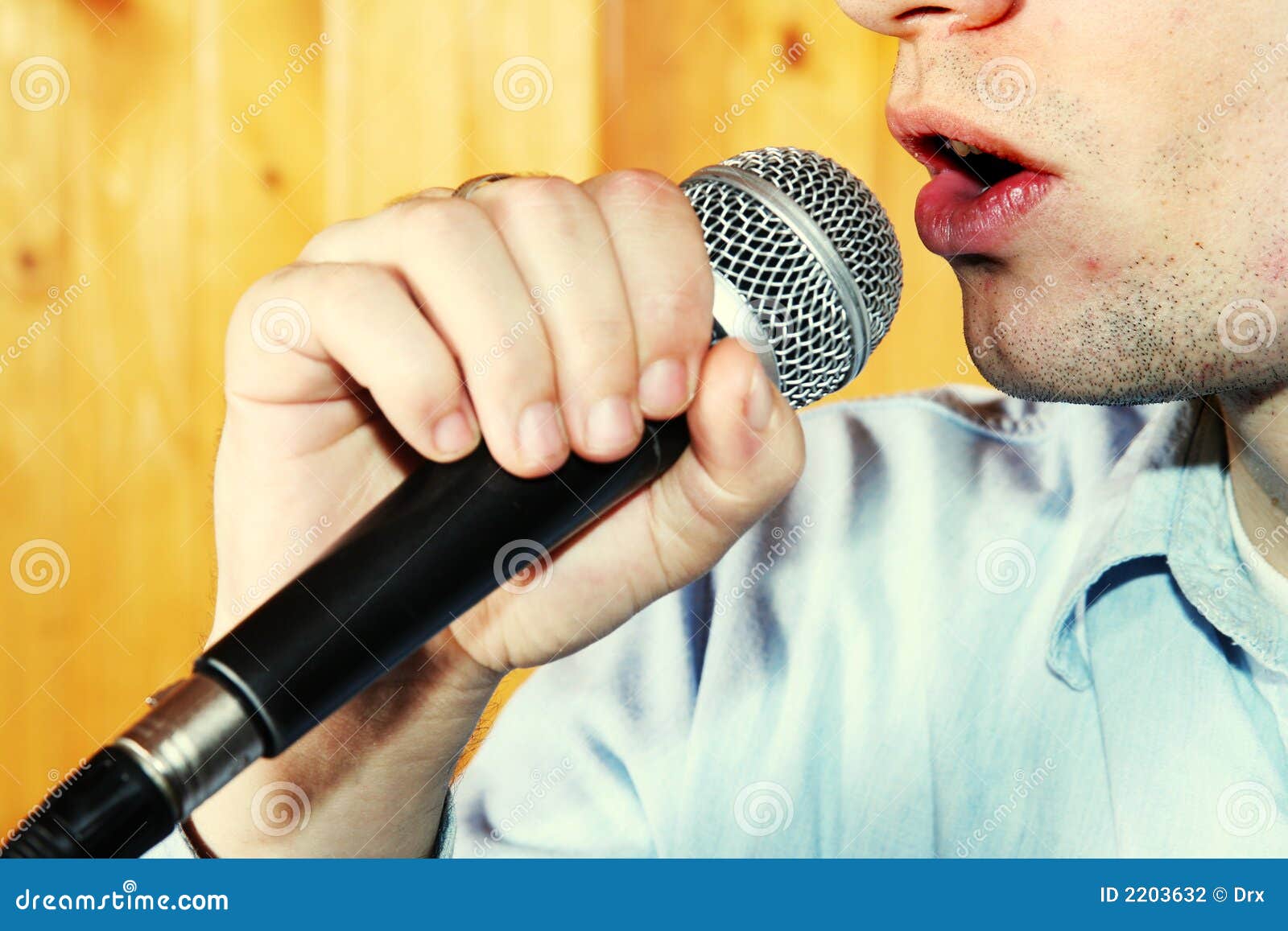 De Zanger En De Microfoon Van De Muziek Stock Foto - Image of ...