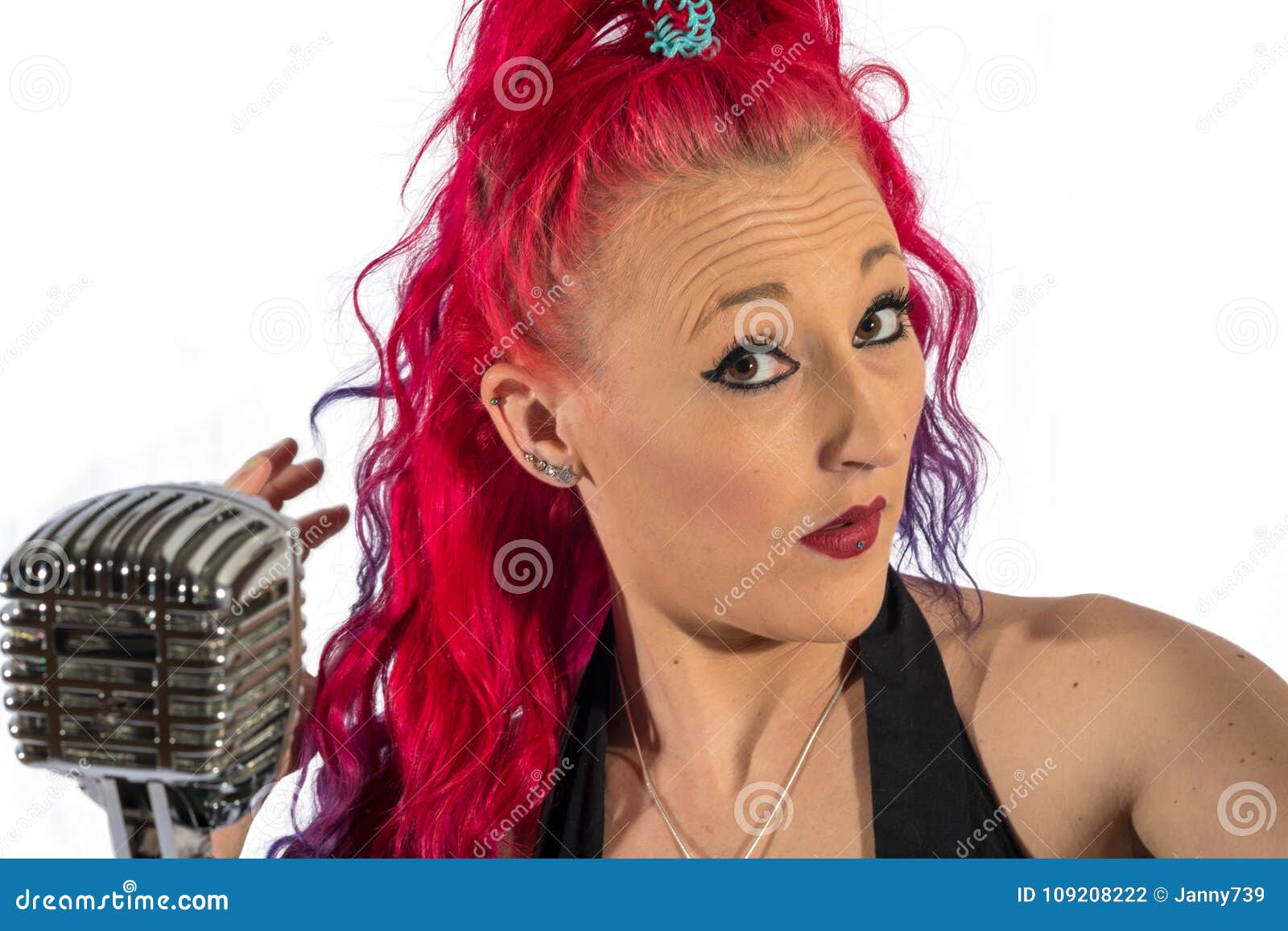 De Zanger Van Het Rots` N ` Broodje Met Rode Haar En Microfoon Stock ...