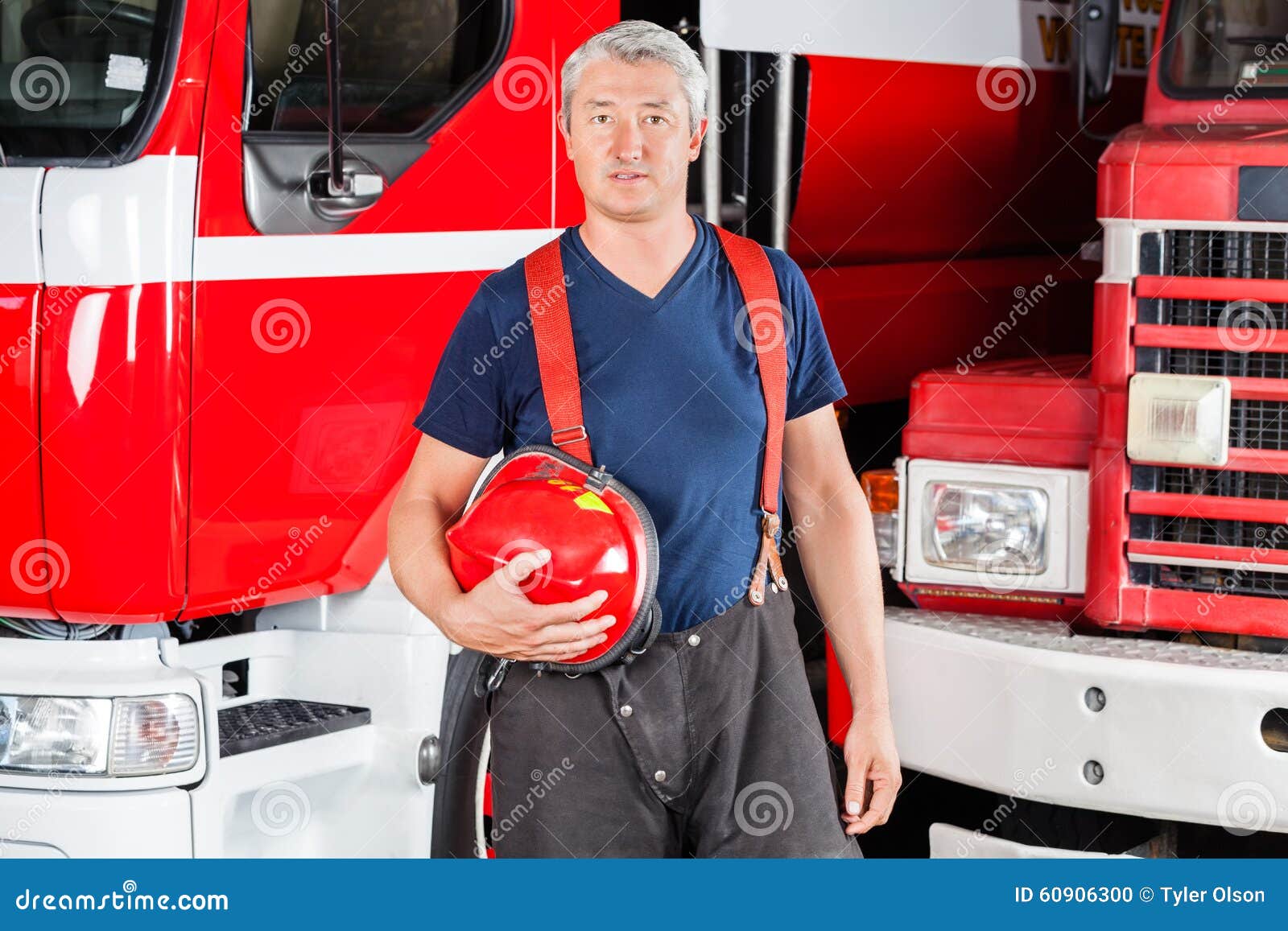 De Zekere Rode Helm Van De Brandweermanholding Stock Foto - Image of ...