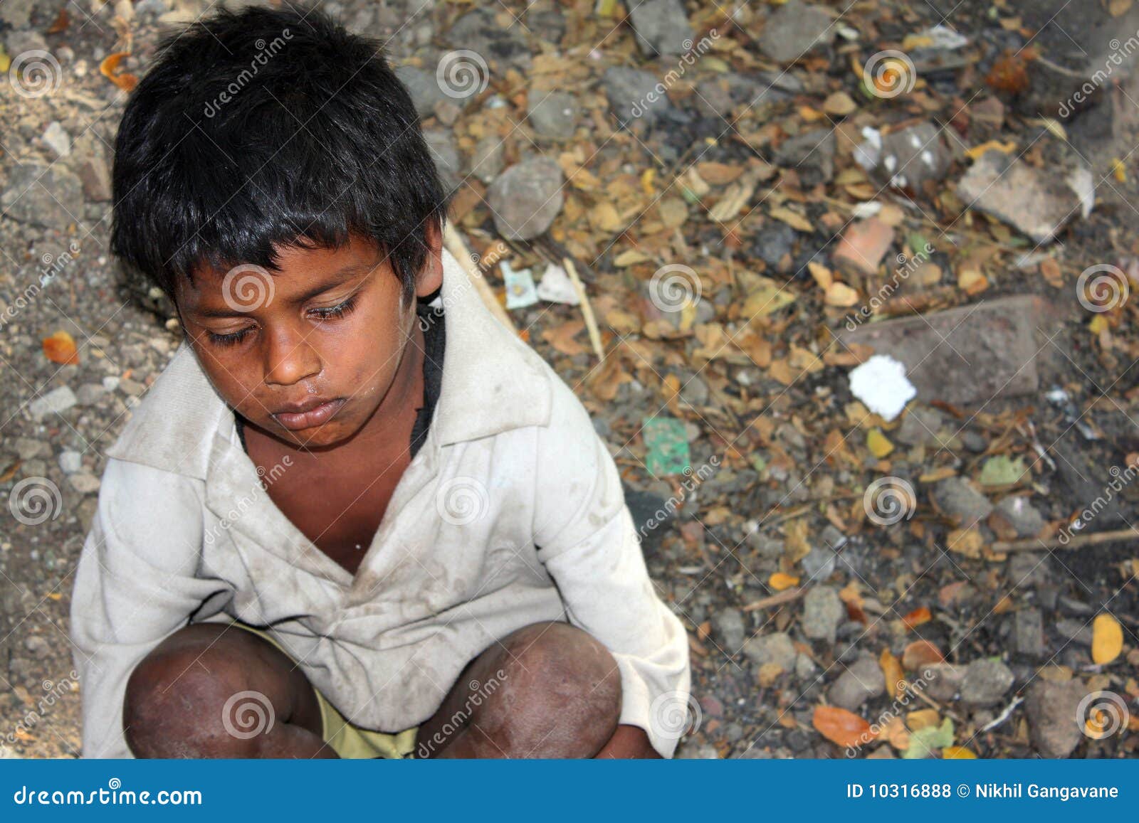 De Zieke Jongen Van De Bedelaar Stock Foto - Image of bedelaars, griep ...