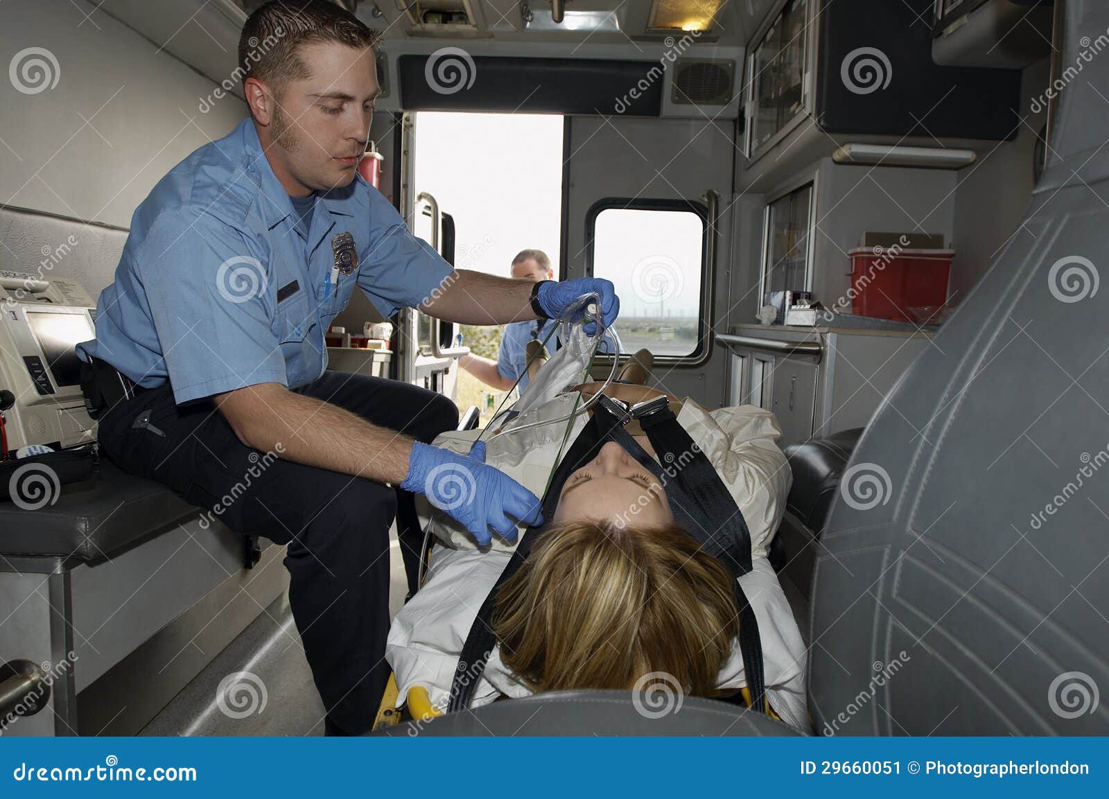 De Ziekenwagen Van Paramedicuswith Victim in Stock Afbeelding - Image ...