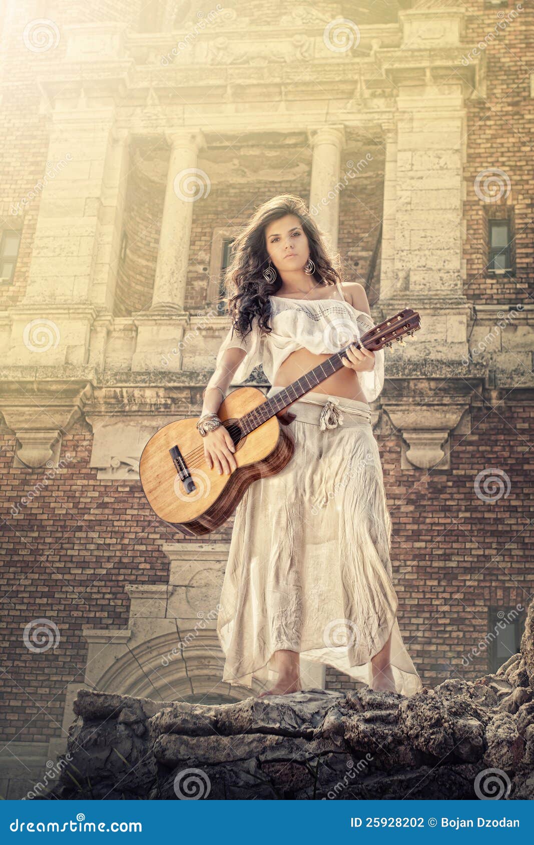 De Zigeuner Van De Schoonheid Met Giutar Stock Foto - Image of gitaar ...