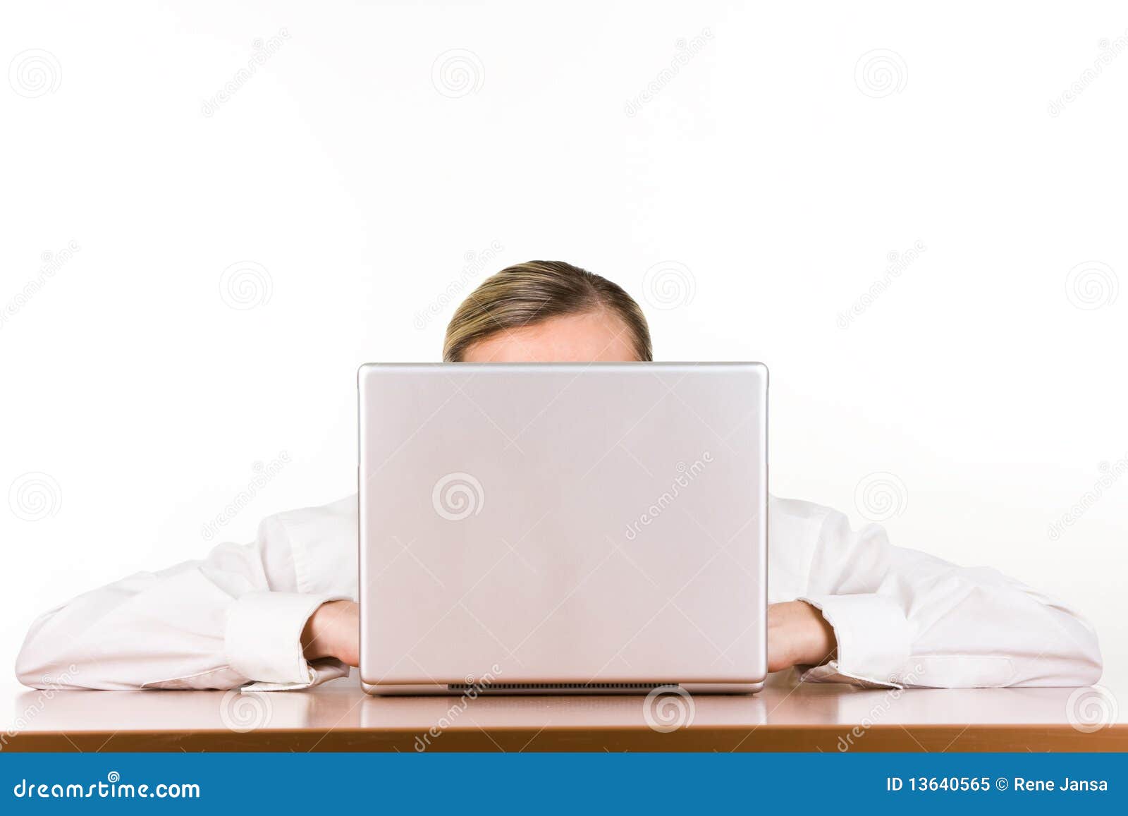 De Zitting Van De Vrouw Achter Computer Stock Afbeelding - Image of ...