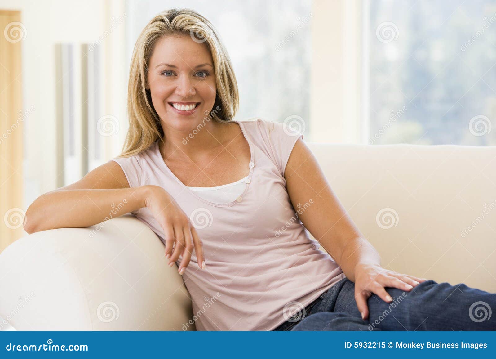 De Zitting Van De Vrouw in Woonkamer Stock Afbeelding - Image of kwart ...