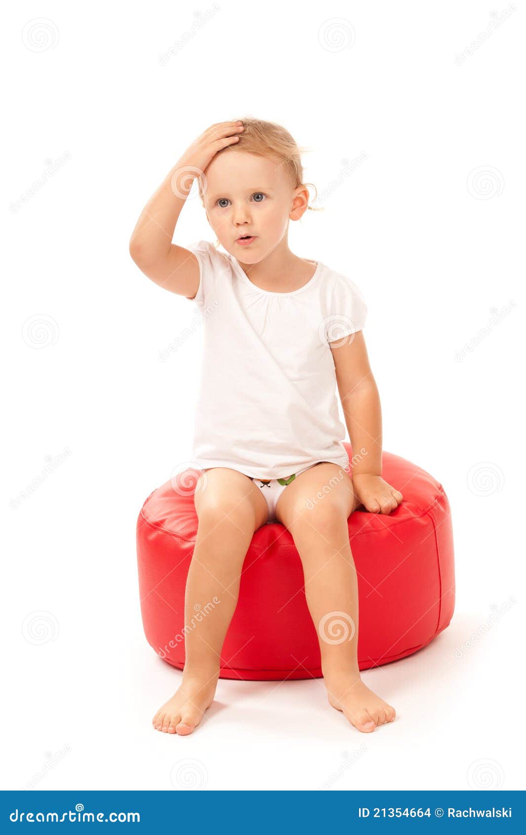 De Zitting Van Het Meisje Op Een Rode Poef Stock Foto - Image of meisje ...