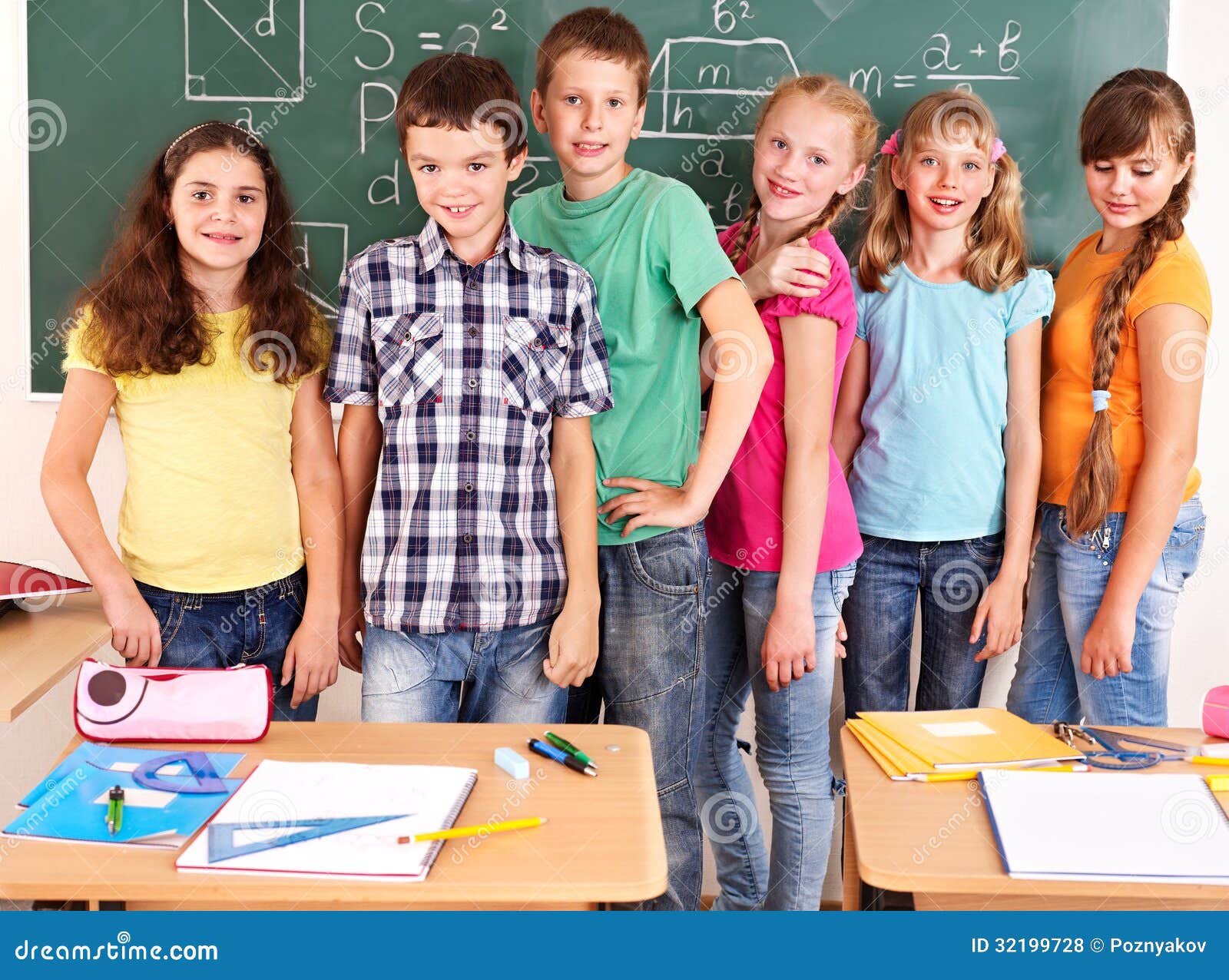 De Zitting Van Het Schoolkind in Klaslokaal. Stock Foto - Image of ...