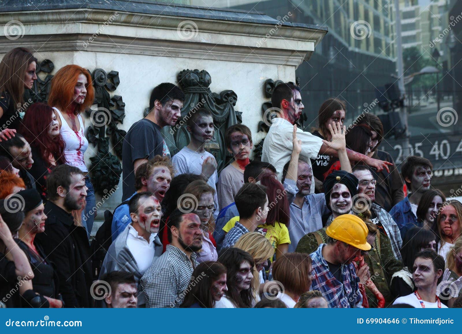 De zombiegang van Belgrado redactionele foto. Image of kostuum - 69904646