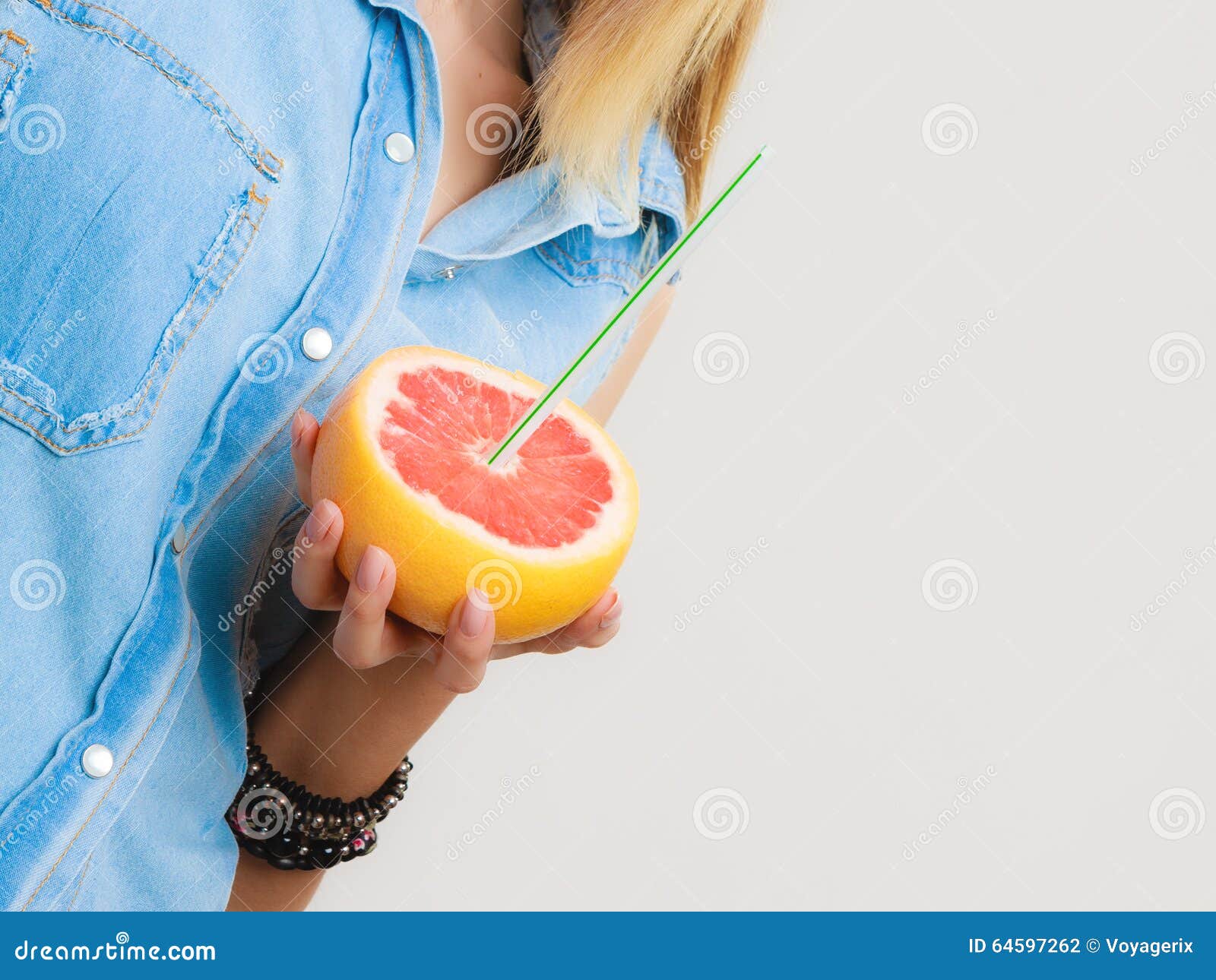 De Zomer Grapefruit Met Het Drinken Stro Ter Beschikking Stock Foto ...