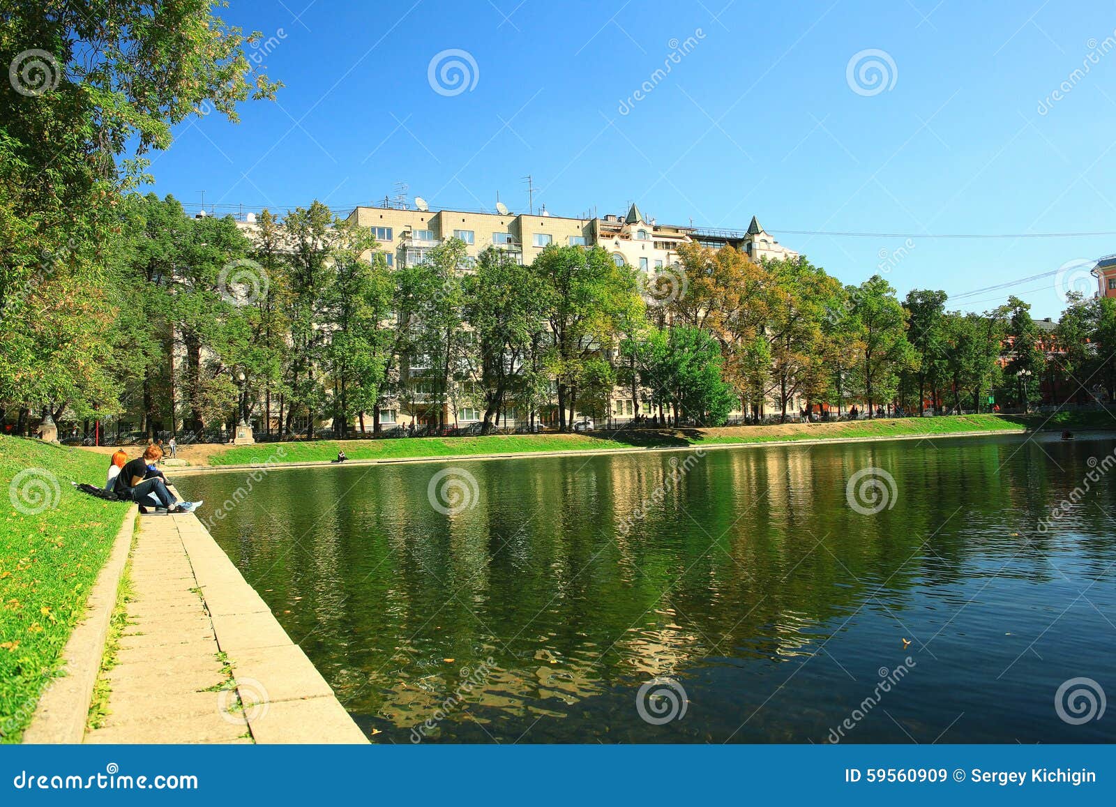 De zomer in het stadspark redactionele stock afbeelding. Image of ...
