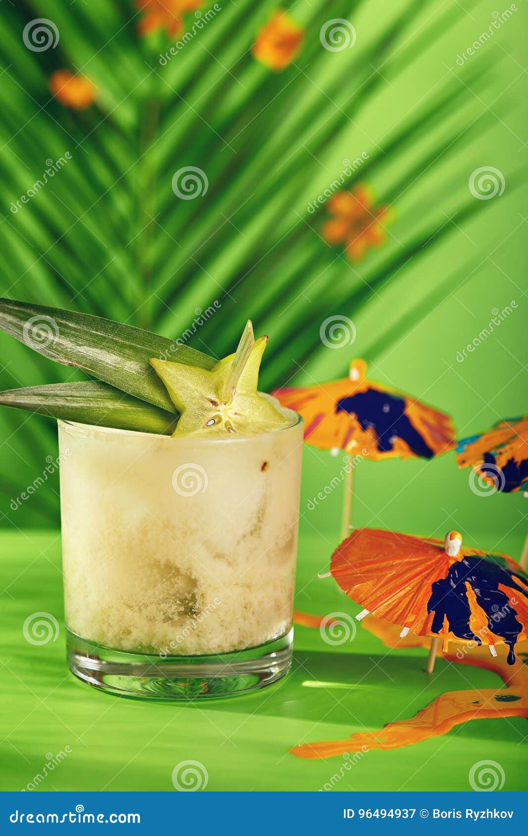 De Zomer Tropische Cocktail Stock Afbeelding - Image of vers, limonade ...