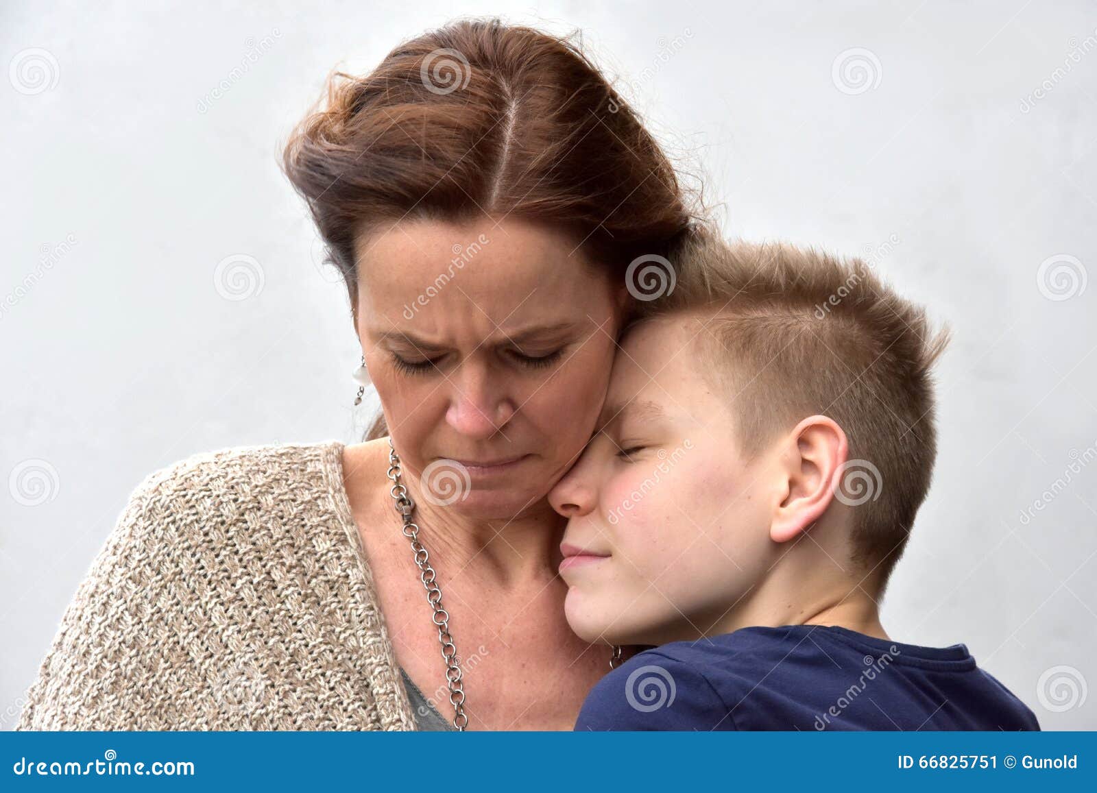 De zoon troost moeder stock afbeelding. Image of misbruik - 66825751