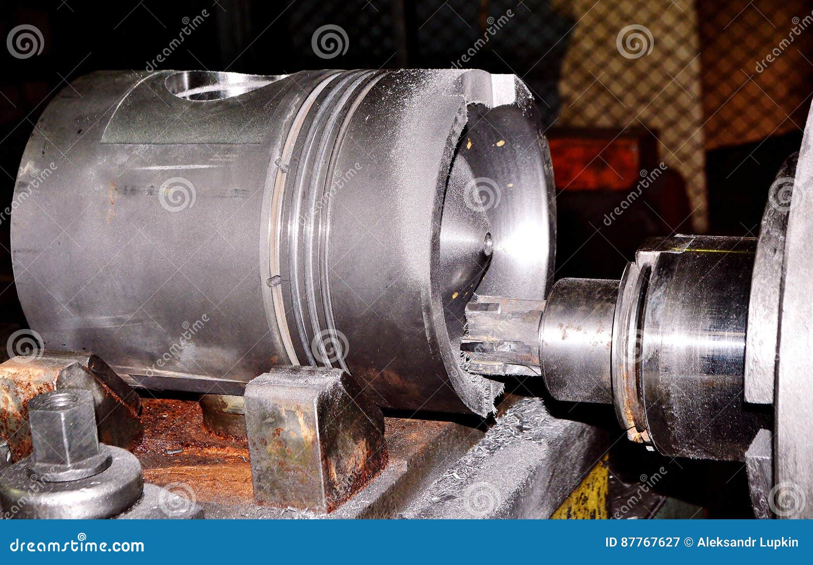 De zuiger voor dieselmotor stock afbeelding. Image of schiereiland ...