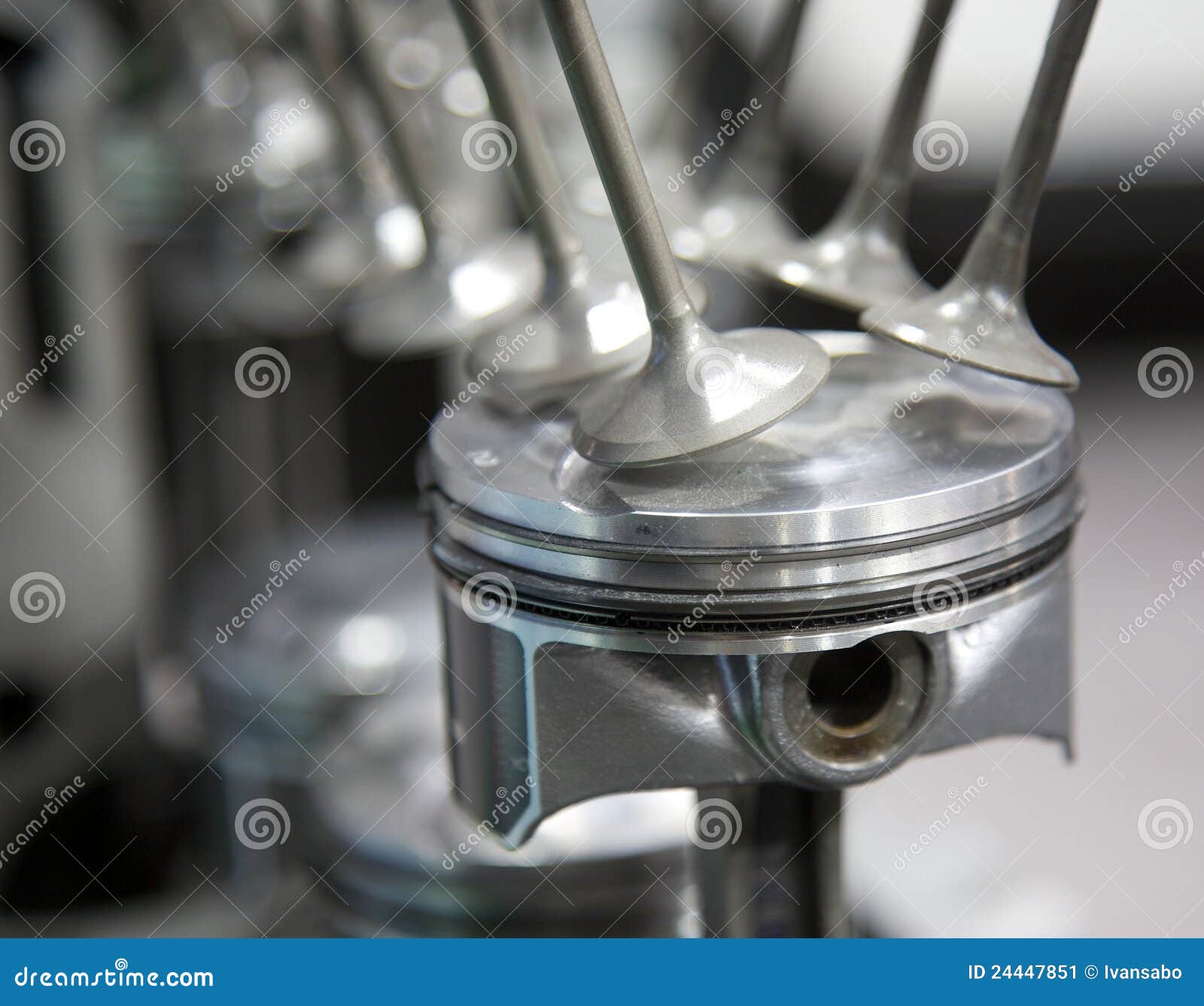 De zuigers van de motor stock afbeelding. Image of zuiger - 24447851
