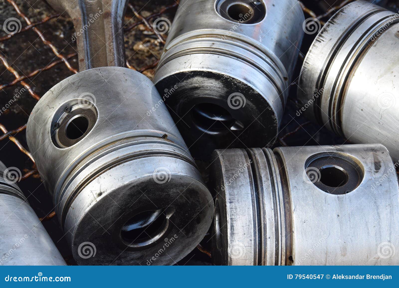 De zuigers voor motor stock afbeelding. Image of zuigers - 79540547