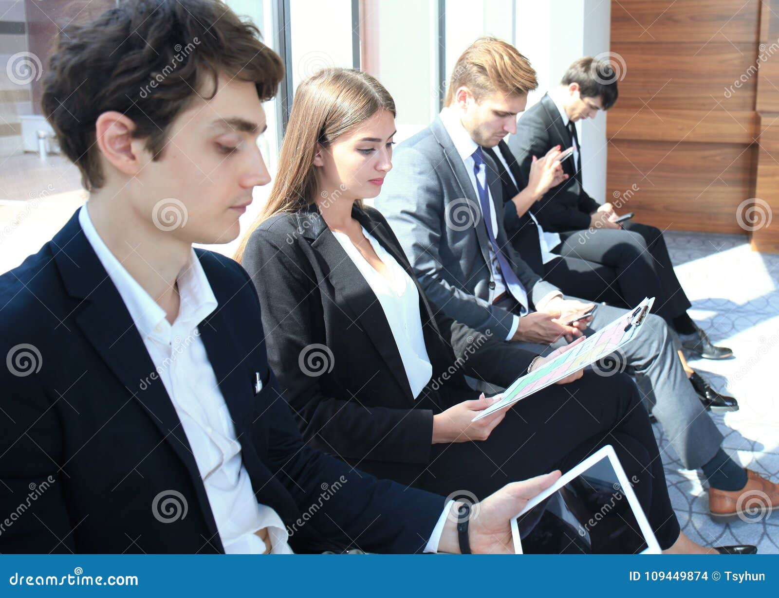 De Zware Mensen Die Op De Baan Wachten Interviewen Stock Foto - Image ...