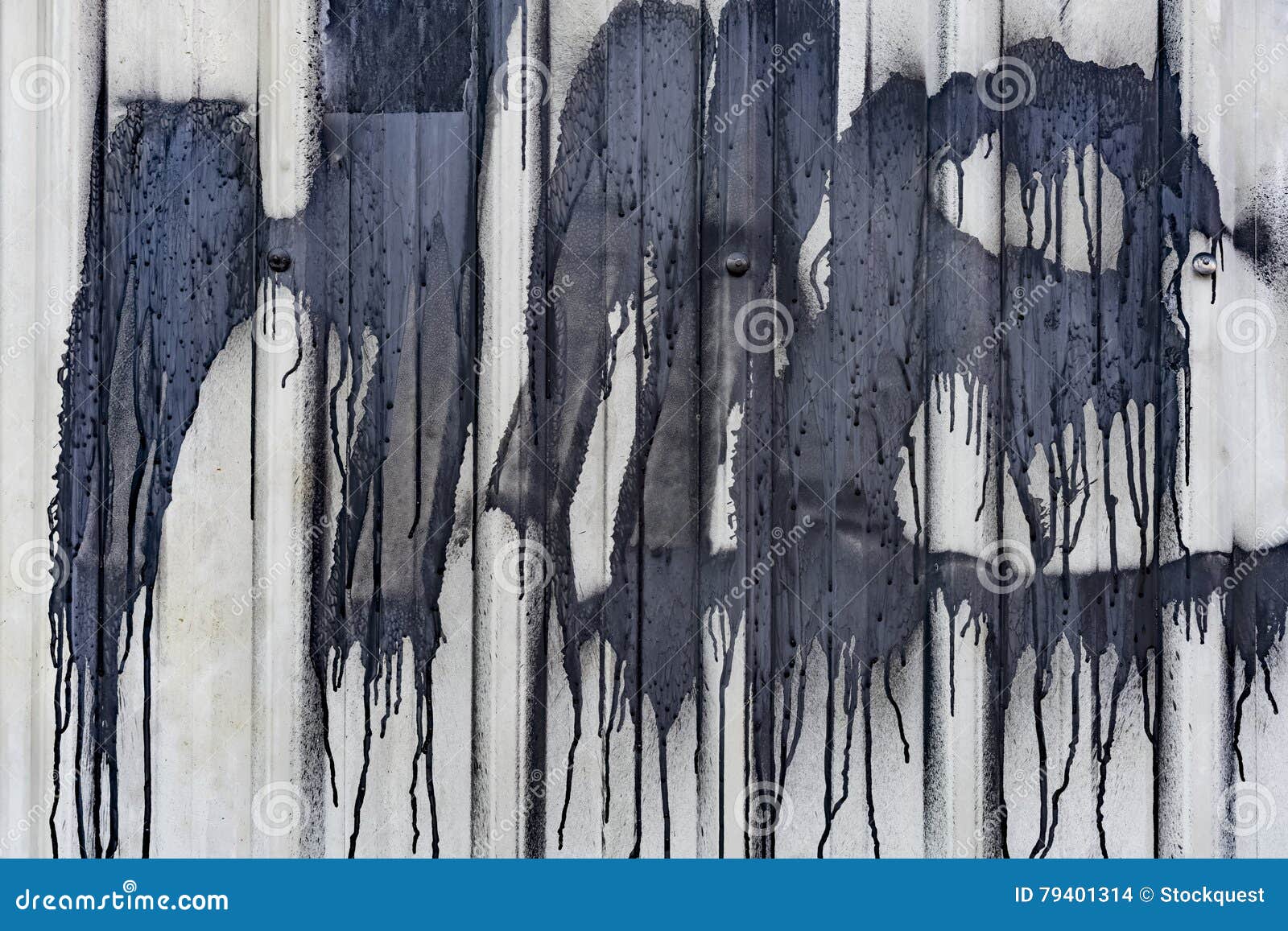 De Zwarte Verf-Gedropen Omheining Van Het Bladmetaal Stock Foto - Image ...