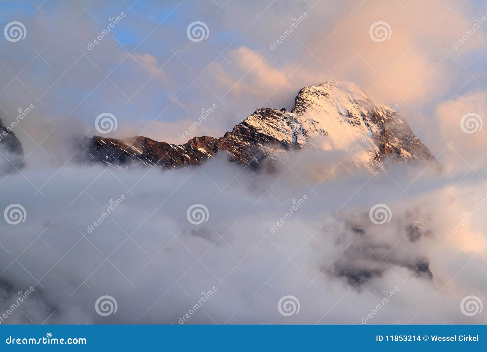 De Zwitserse Berg Eiger in Wolken En Avondzon Stock Foto - Image of ...