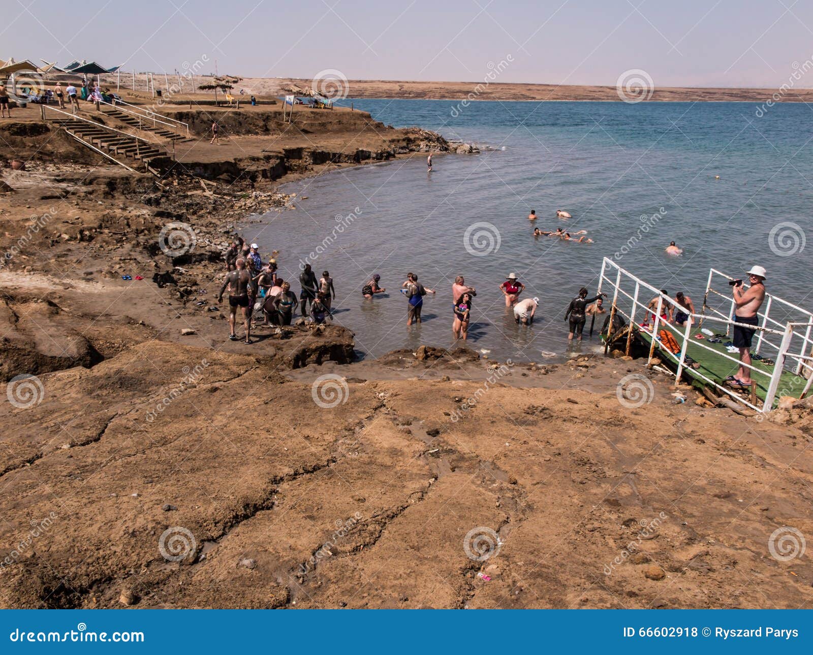 DEAD SEA, ISRAEL - Juli 14: Bathing Brine and Mud in the Dead S ...