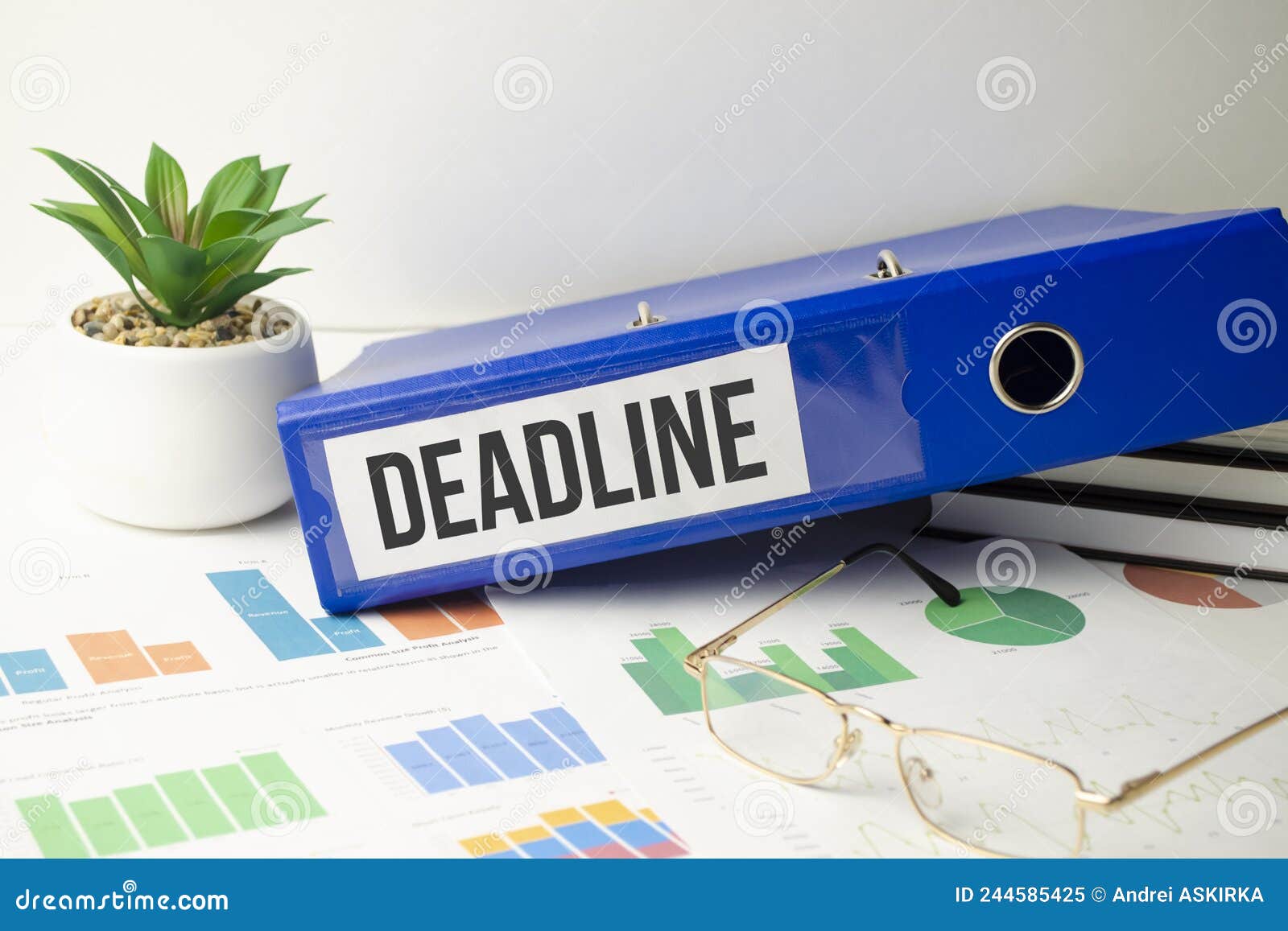 DEADLINE Text on the Paper Folder with Pen. Business Concept Stock ...
