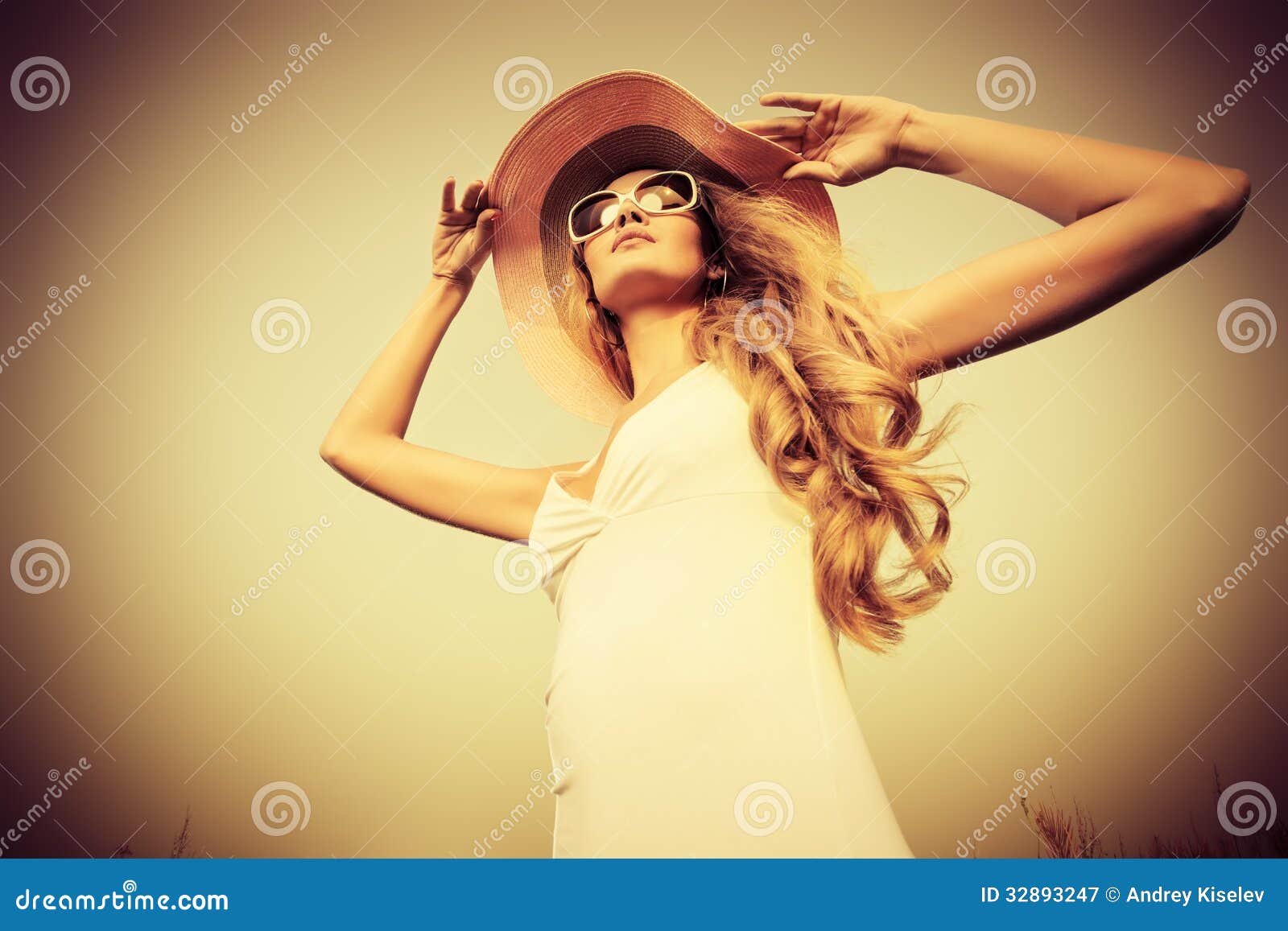 Debajo del sol imagen de archivo. Imagen de modelo, sensual - 32893247