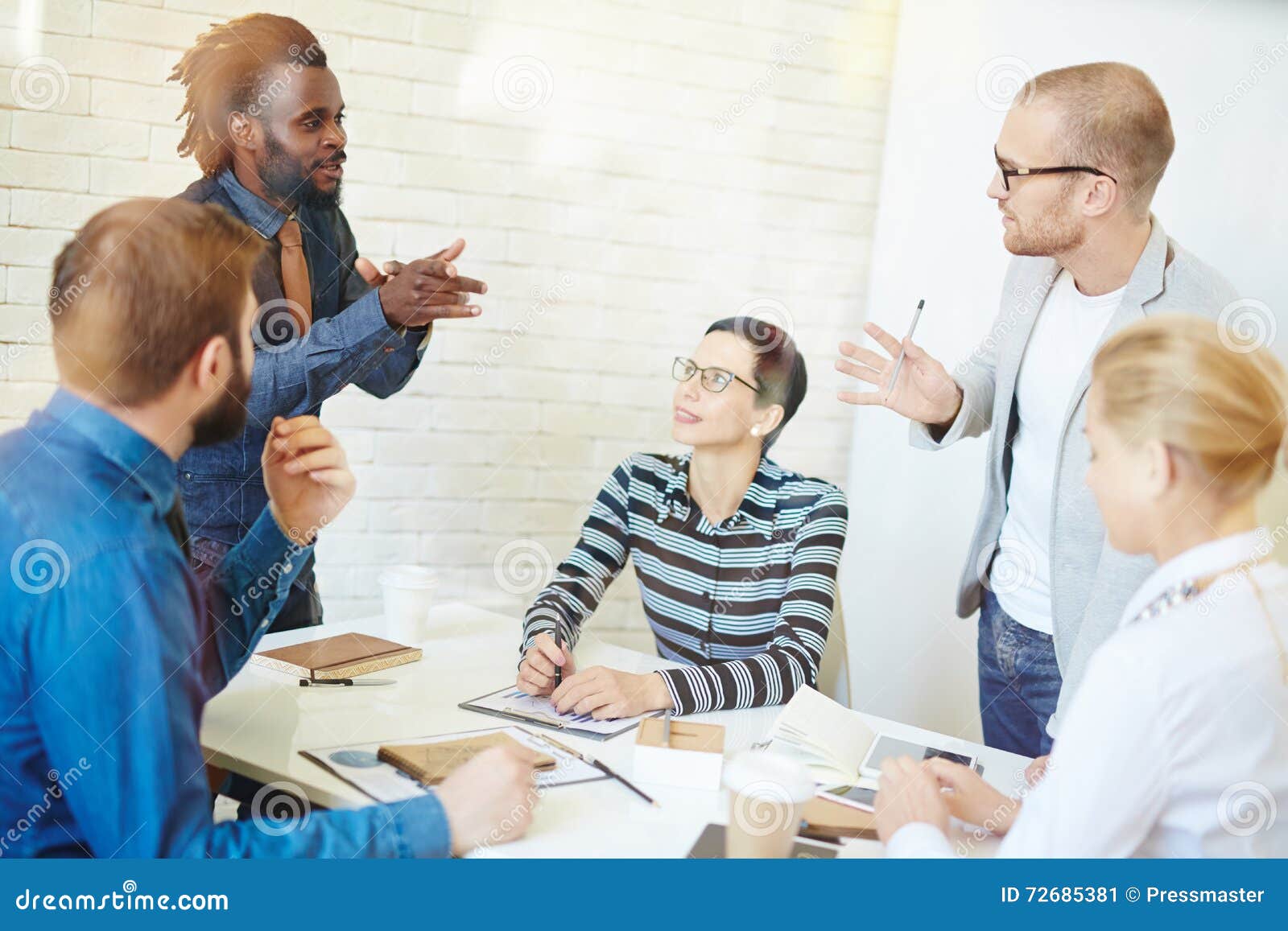 Debating stock afbeelding. Image of planning, zakenman - 72685381