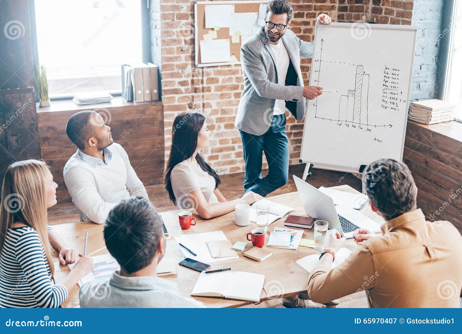 ¡Debemos Utilizar Esta Estrategia! Imagen de archivo - Imagen de étnico ...