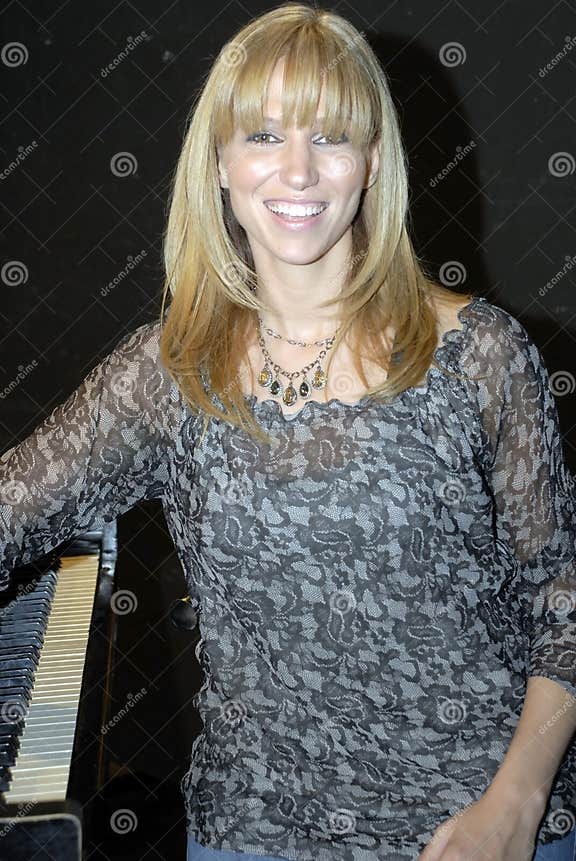 Deborah gibson 编辑类库存图片. 图片 包括有 青年时期, 神象, 事实, 吉布, 歌曲作者 - 15398734