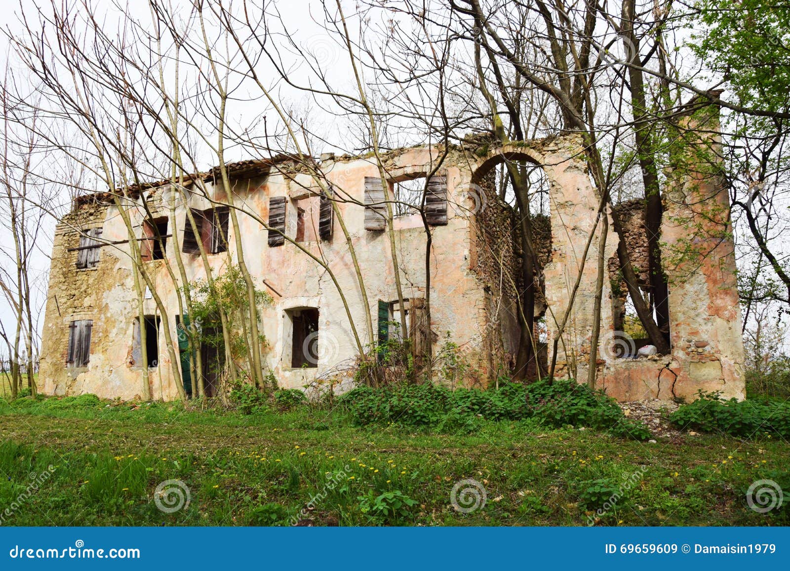 Decaying House in North Italy Stock Image - Image of treviso, gate ...