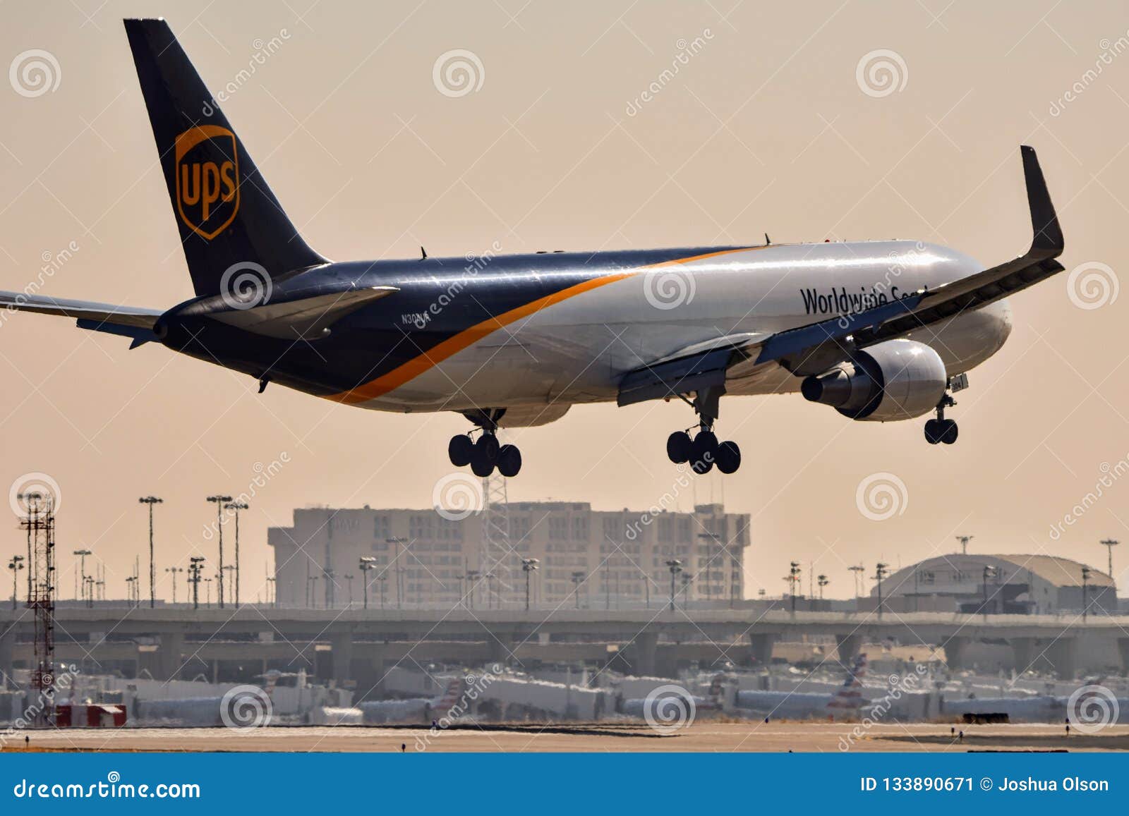 UPS Boeing 767 Coming in for a Landing Editorial Photo - Image of dawn ...