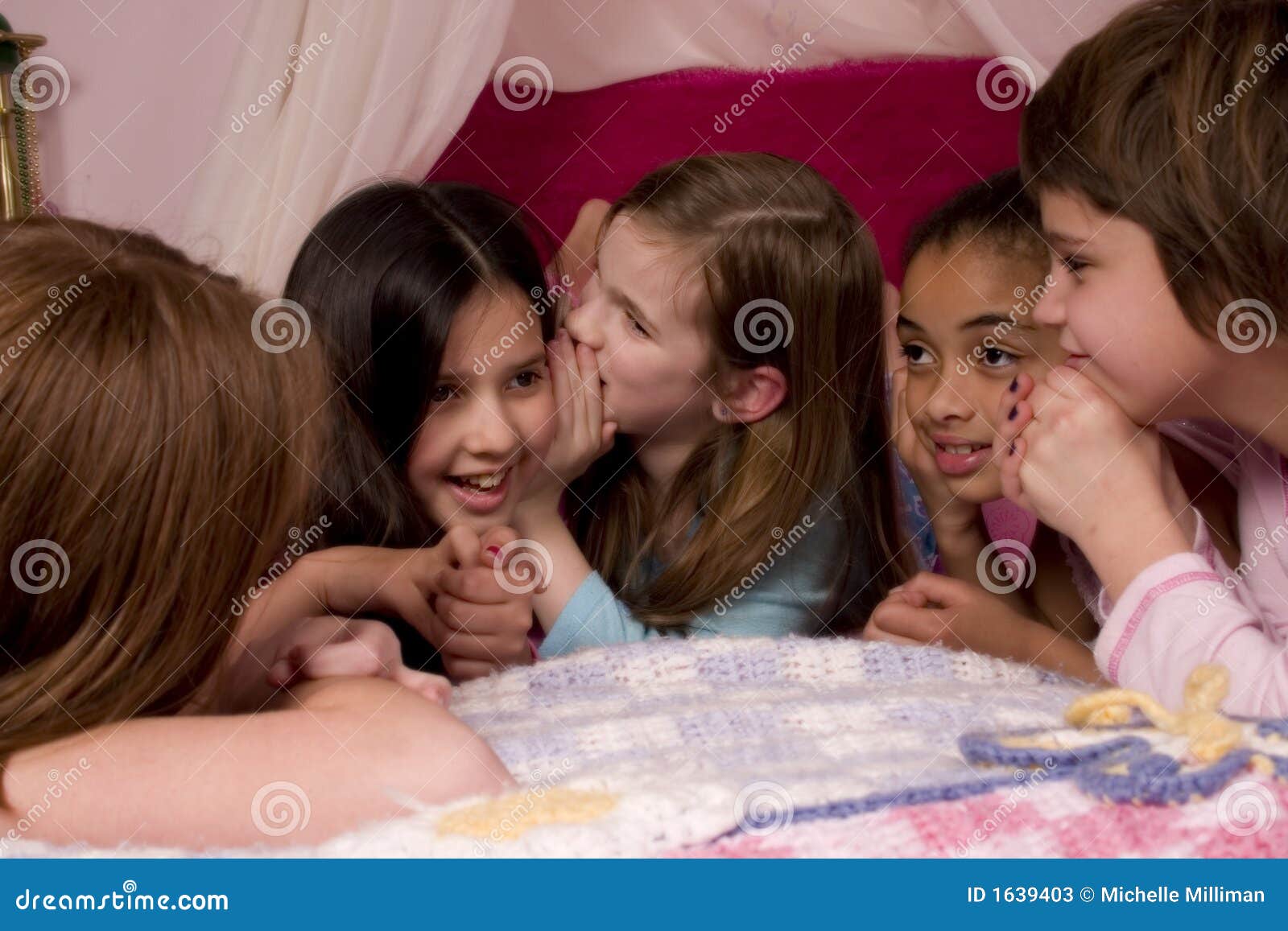 Decir secretos imagen de archivo. Imagen de diversidad - 1639403