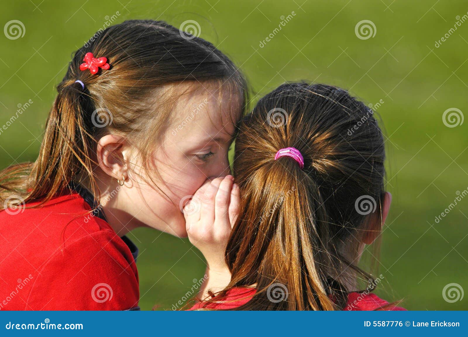 Decir secretos foto de archivo. Imagen de divertido, diga - 5587776