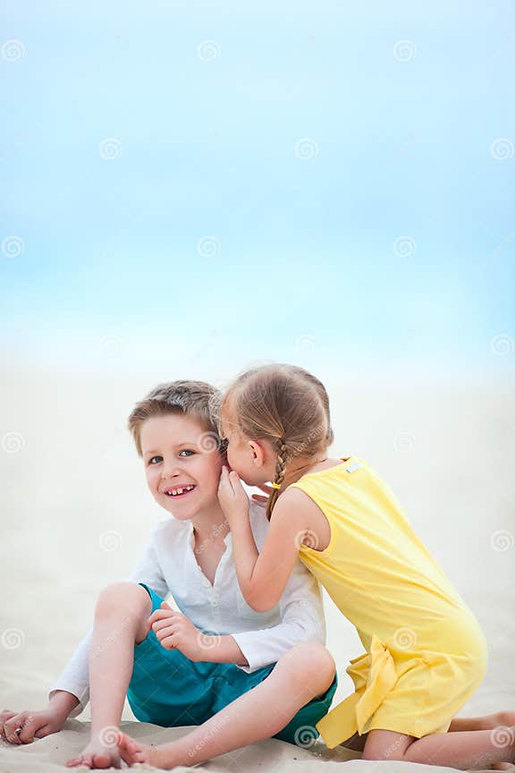 Decir un secreto imagen de archivo. Imagen de disfrutar - 25002403