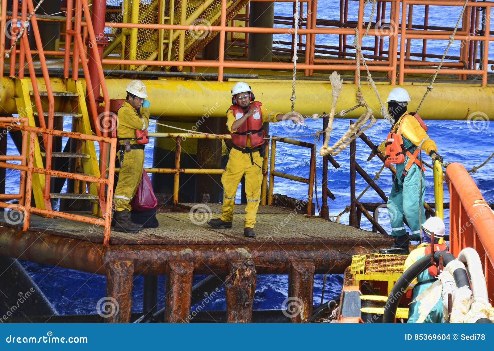 Deck Crew Cutting Oil Rig Chain On A Anchor During Rig Move Editorial ...