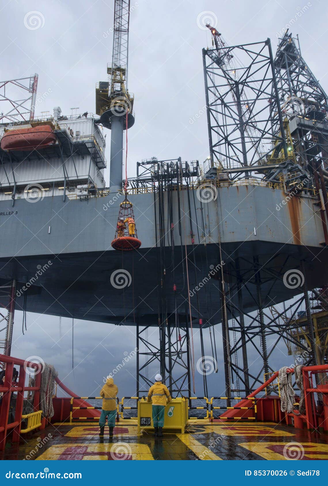 Deck crew working on deck editorial photo. Image of crane - 85370026